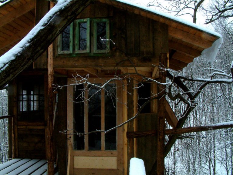Snowy Treehouse – Tiny House Swoon